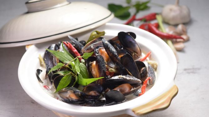 Recipe: Braised Mussels with Coconut Milk and Lemongrass - Weekender.Com.Sg